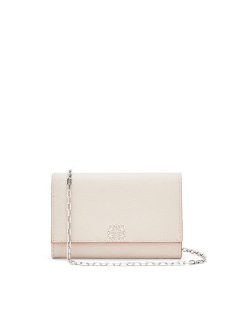 Loewe Anagram wallet on chain in pebble grain calfskin | REVERSIBLE