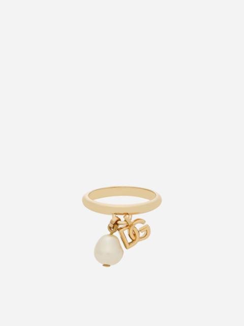 Dolce & Gabbana Engagement ring with DG logo and pearl charms | REVERSIBLE